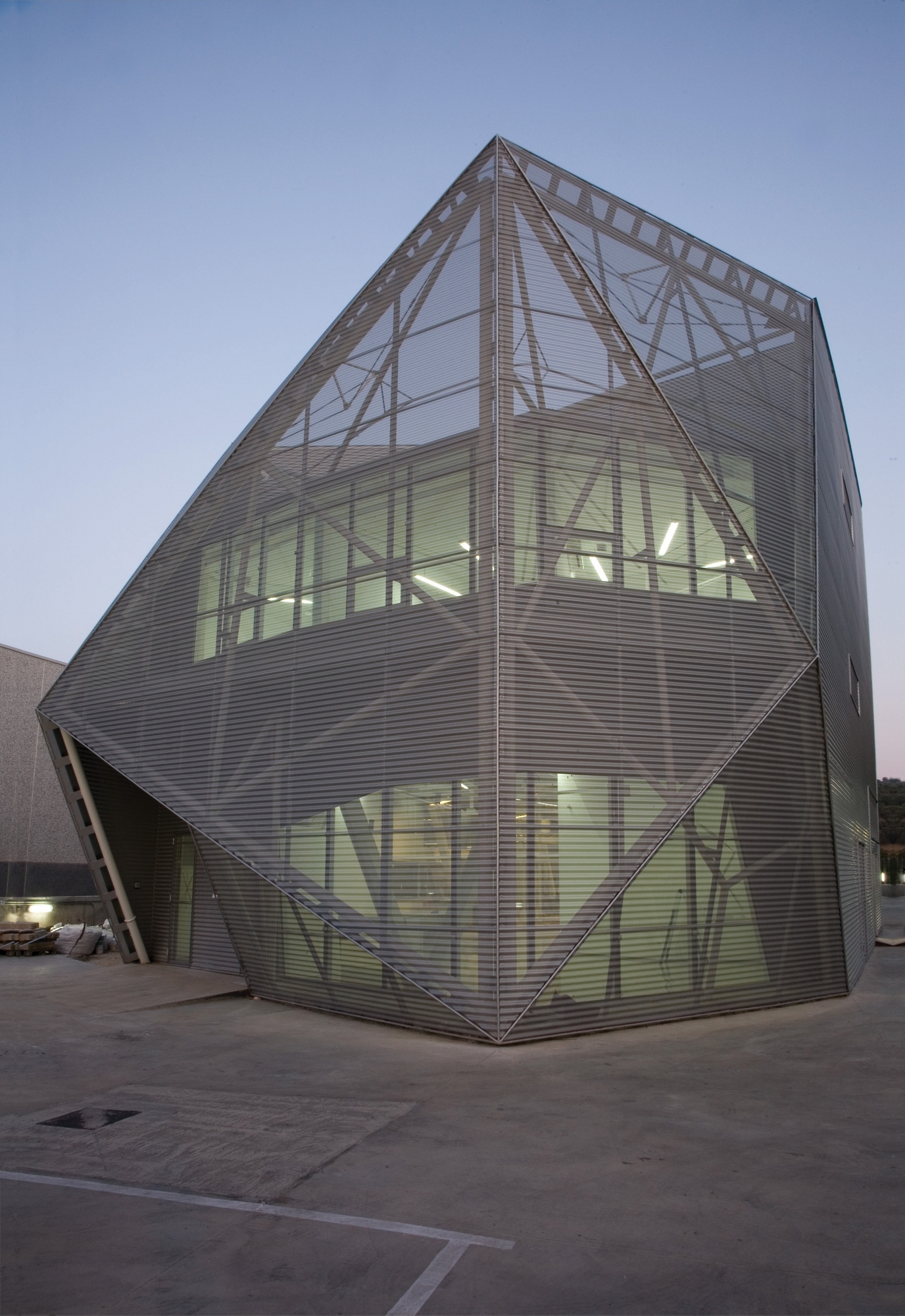 Diagonal 80 Industrial Building by AMID.Cero9, San Agustín del Guadalix ...