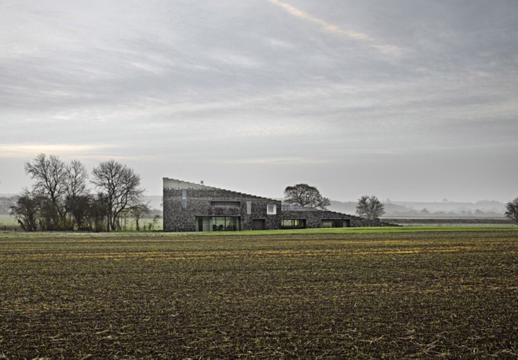Flint House in Buckinghamshire by Skene Catling de la Peña ...