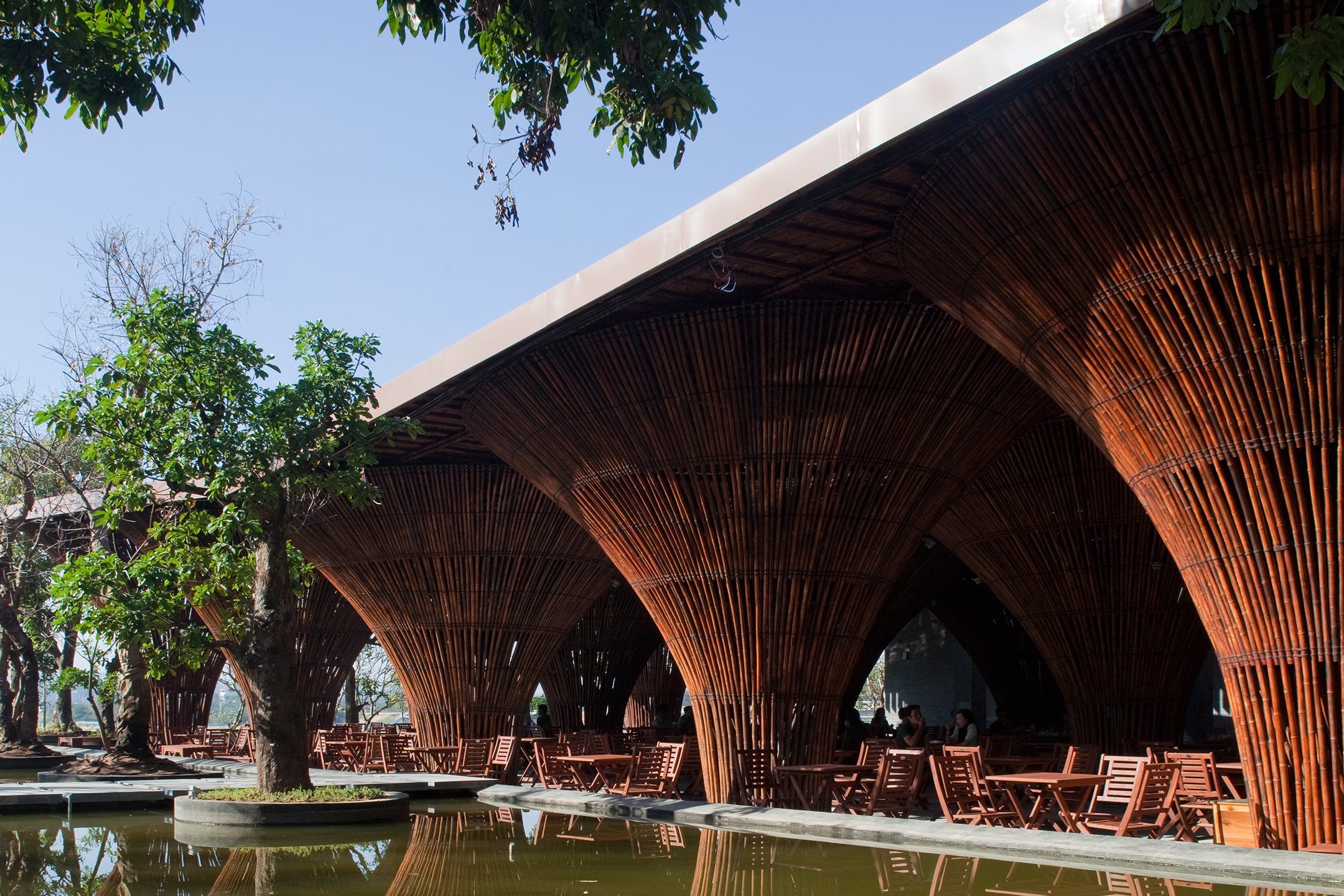 Bamboo modern: Indochine cafe by Vo Trong Nghia in Vietnam ...