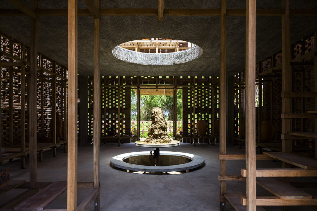 Hole in the wall: Terra Cotta Studio in Quang Nam, Vietnam by Tropical ...