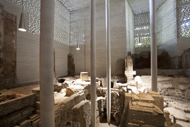 Buildings within buildings: on fragments, blurred thresholds and ...