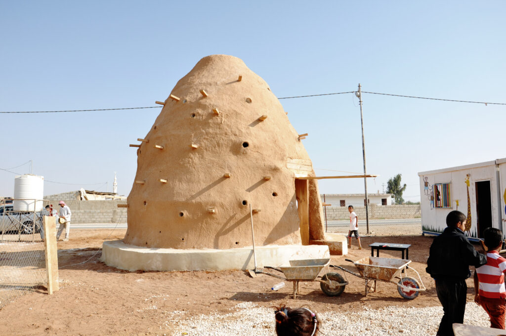 Hive mind: Refugee classroom in Za’atari Camp, Jordan by Emergency ...