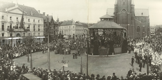 Paint the town in red: Ledeberg municipal services centre in Ghent ...