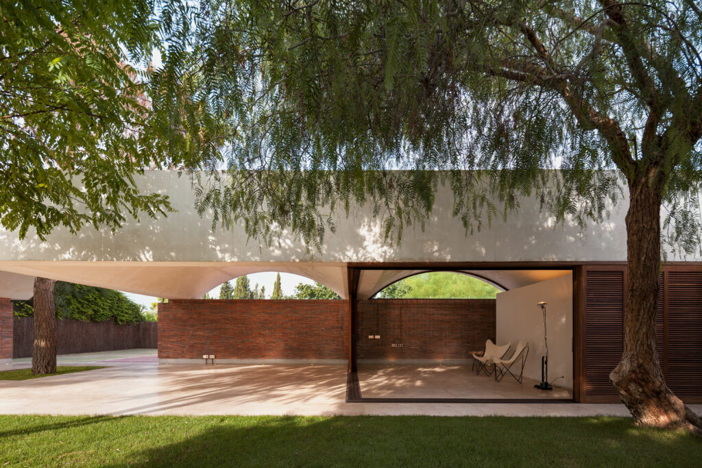 Overarching Craft: Mesura's house extension in Elche, Spain ...