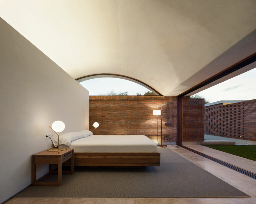 Overarching Craft: Mesura's house extension in Elche, Spain ...