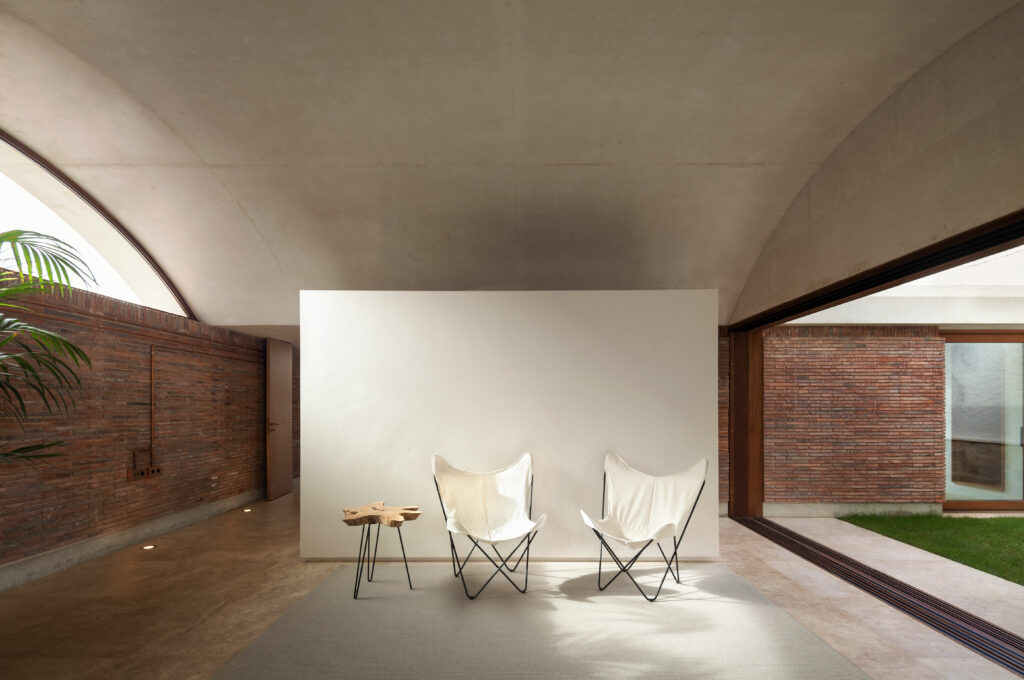 Overarching Craft: Mesura's house extension in Elche, Spain ...