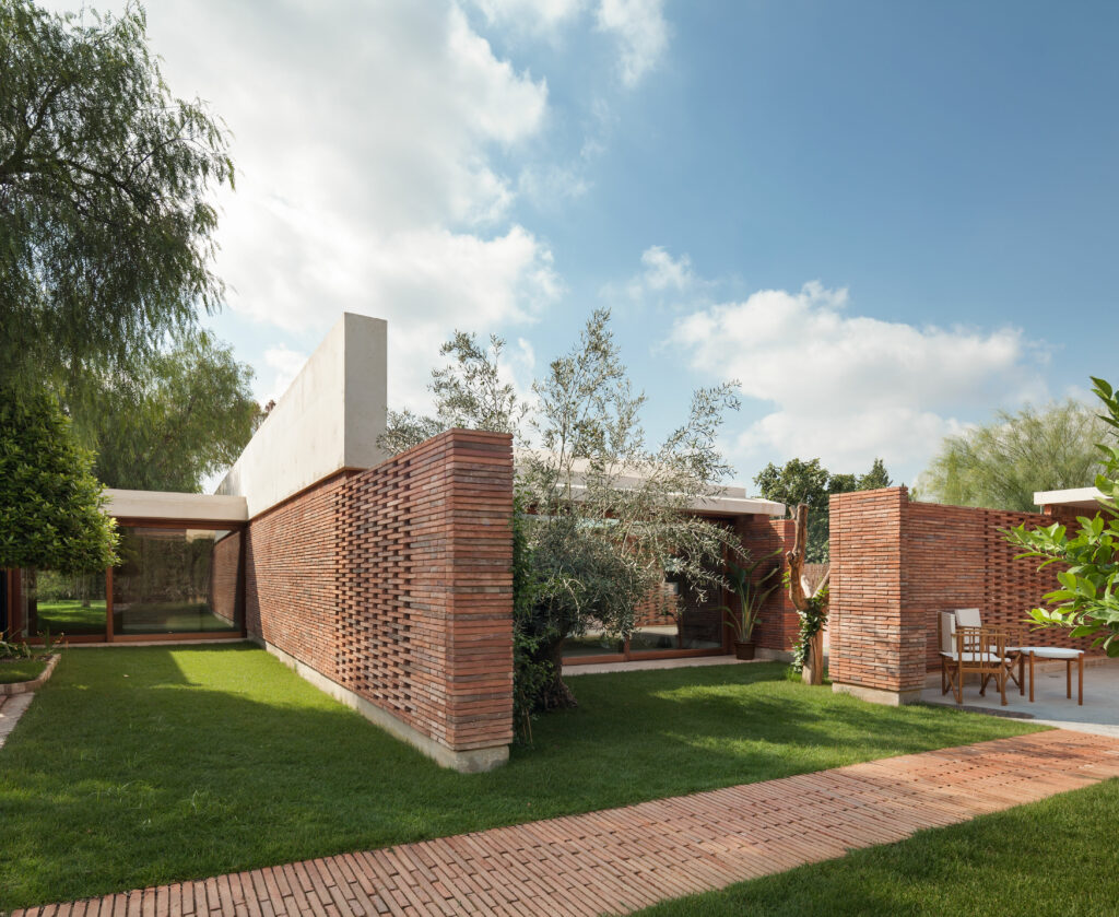 Overarching Craft: Mesura's house extension in Elche, Spain ...