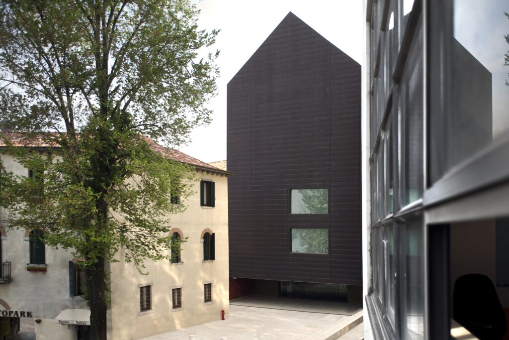 Law Court Offices, Venice, Italy, by C+S Architects - The Architectural ...