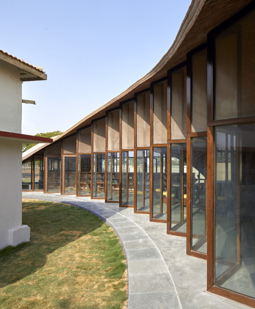 All in the mound: Maya Somaiya Library in Kopargaon, India, by Sameep ...