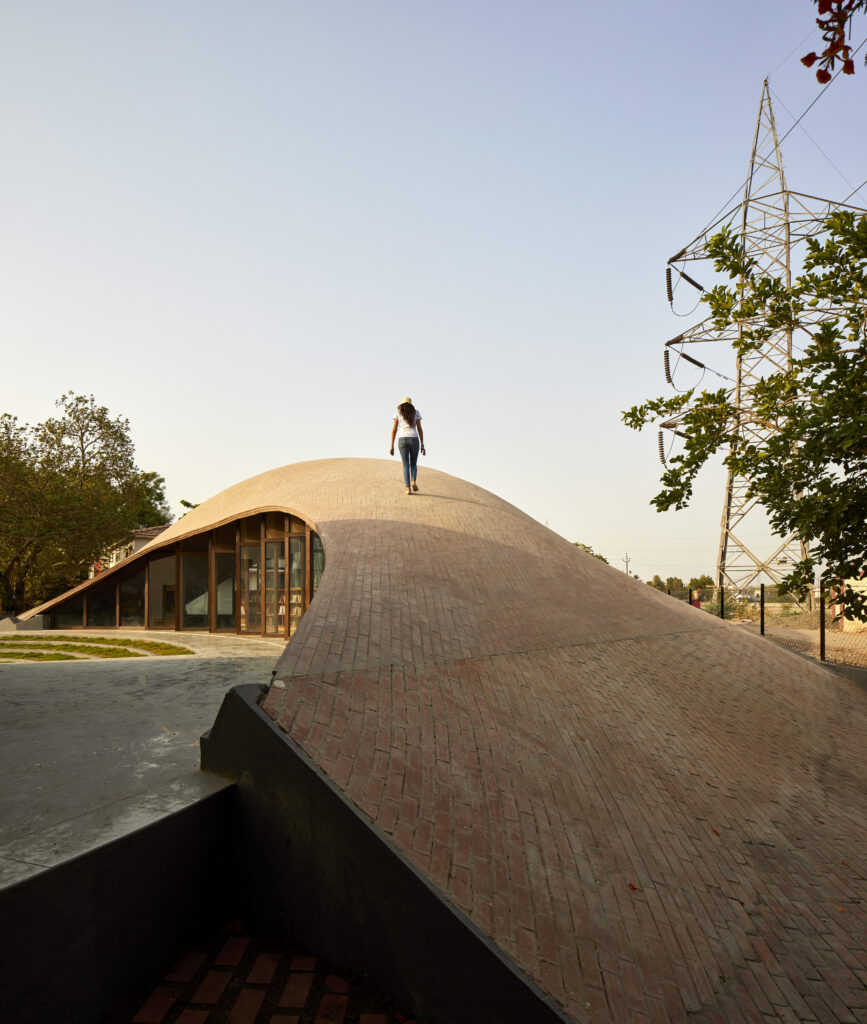 All in the mound: Maya Somaiya Library in Kopargaon, India, by Sameep ...