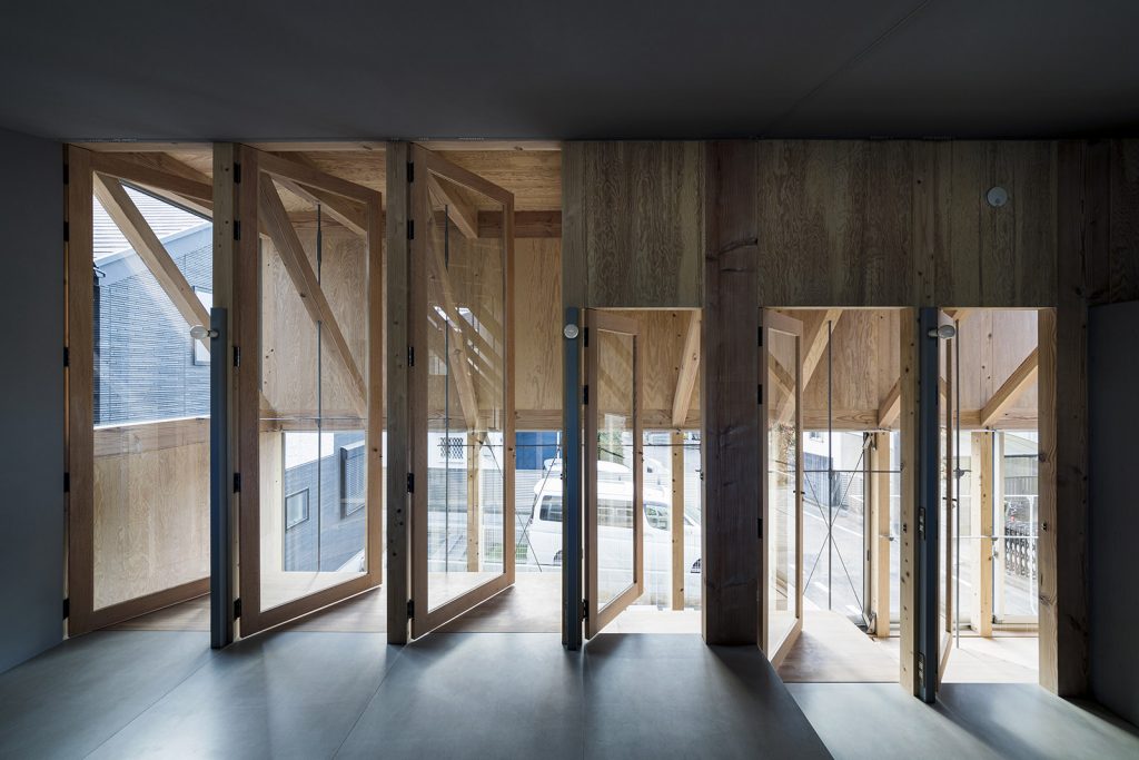 Light-filled stair hall in Tokyo, Japan by Kiri Architects ...