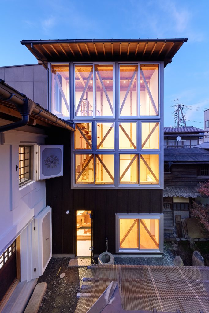 Earthen storehouse and extension in Gifu, Japan by Sawadee ...