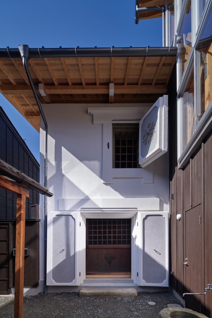 Earthen storehouse and extension in Gifu, Japan by Sawadee ...