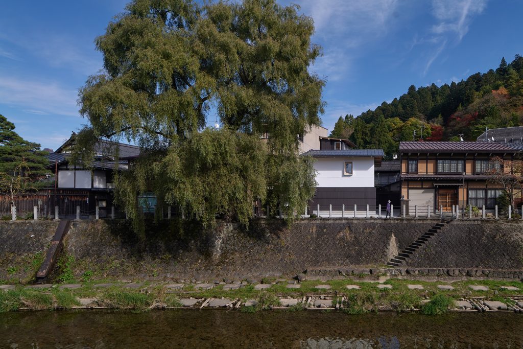 Earthen storehouse and extension in Gifu, Japan by Sawadee ...