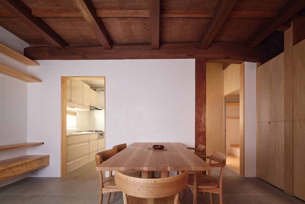 Earthen storehouse and extension in Gifu, Japan by Sawadee ...