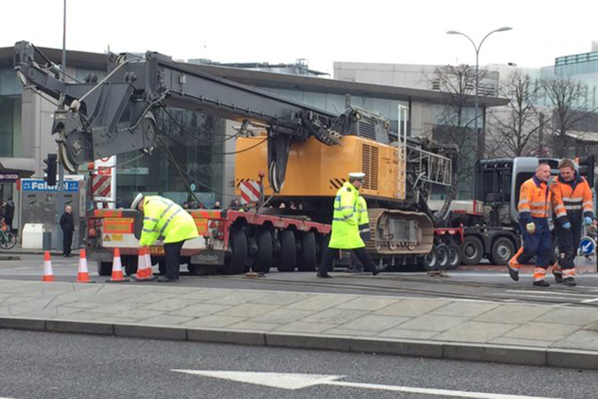 Lorry carrying piling rig brings London to a halt | Ground Engineering