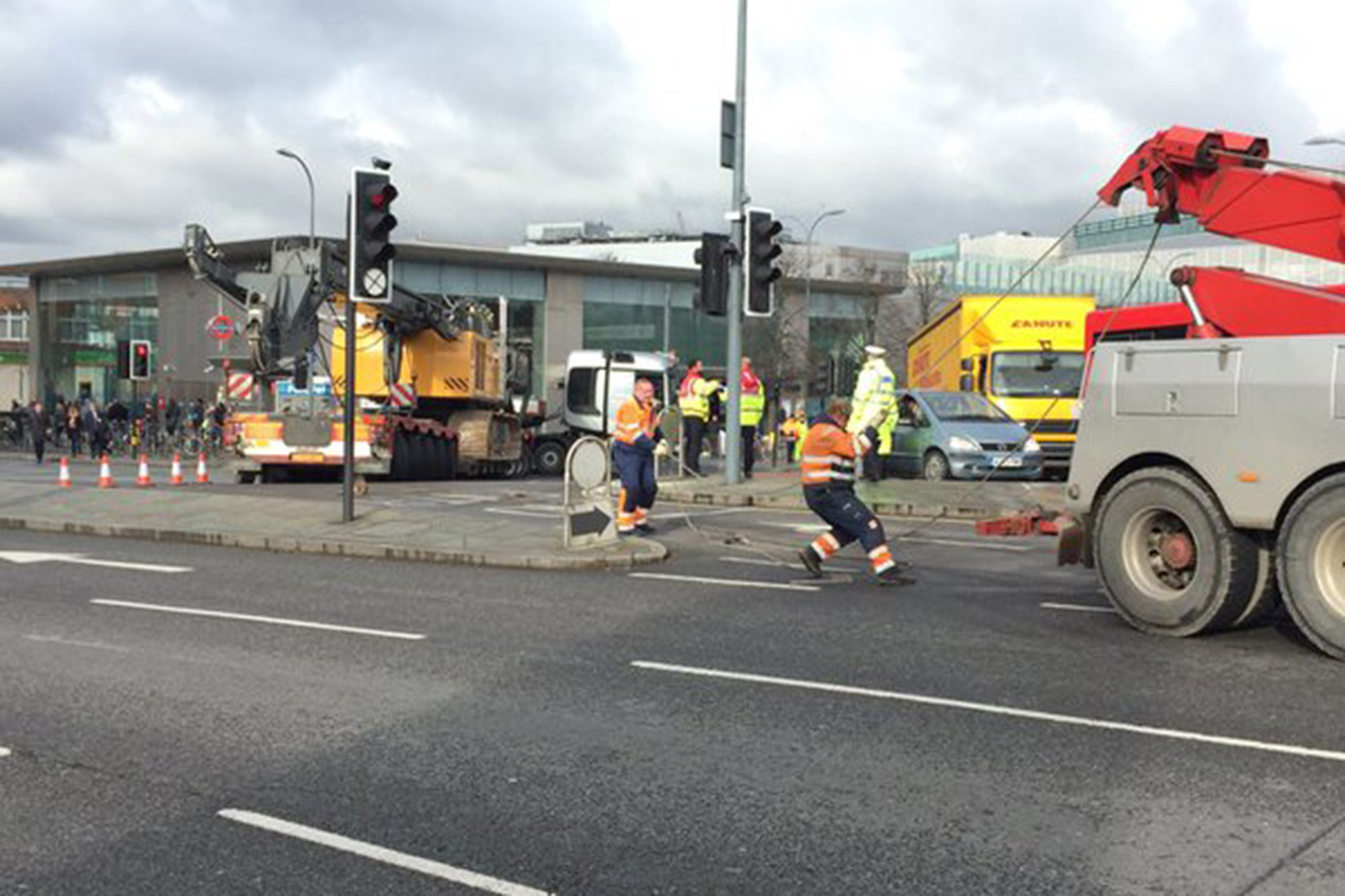 Lorry carrying piling rig brings London to a halt | Ground Engineering