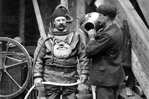 William Walker Diver Mary Evans Picture Library The Inquisitive