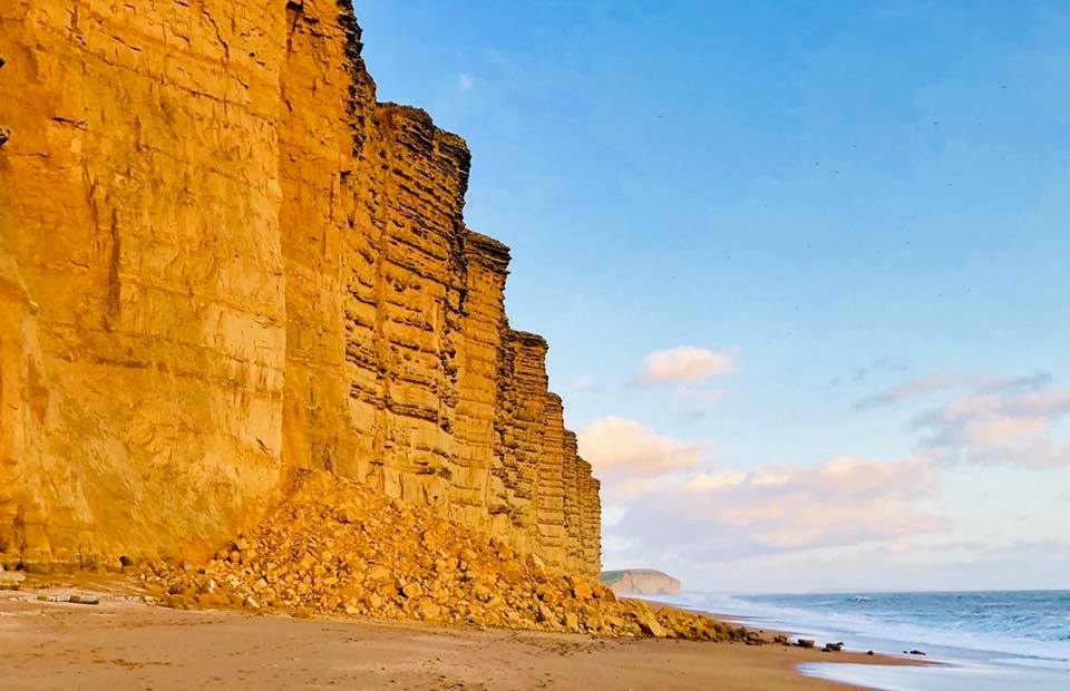 Major rock fall closes "Broadchurch" beach in Dorset | Ground Engineering