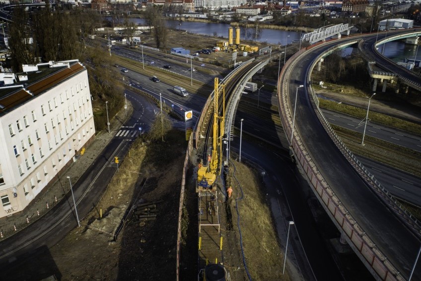 On-track drilling rig speeds up Polish rail works | Ground Engineering