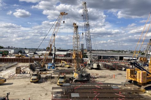 HS2: Big lift of D-wall buttress panel cages for the Victoria Road ...