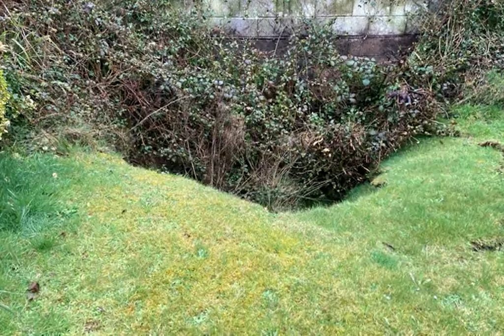 10m wide mine collapse in Cornwall garden could get bigger, says expert ...