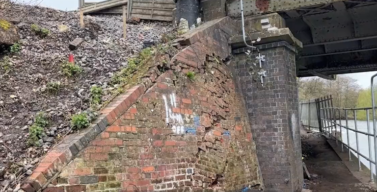 Oxfordshire viaduct abutment's ‘rapid deterioration’ closes railway for ...