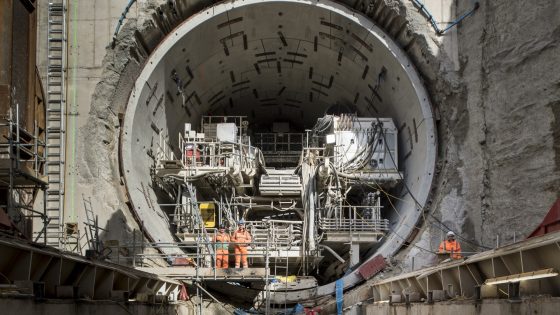 Tunnelling: How engineers at Silvertown rotated the UK's largest TBM ...