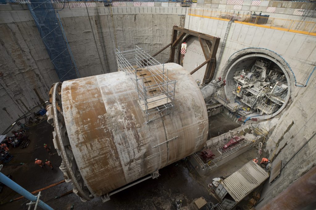 Tunnelling: How engineers at Silvertown rotated the UK's largest TBM ...