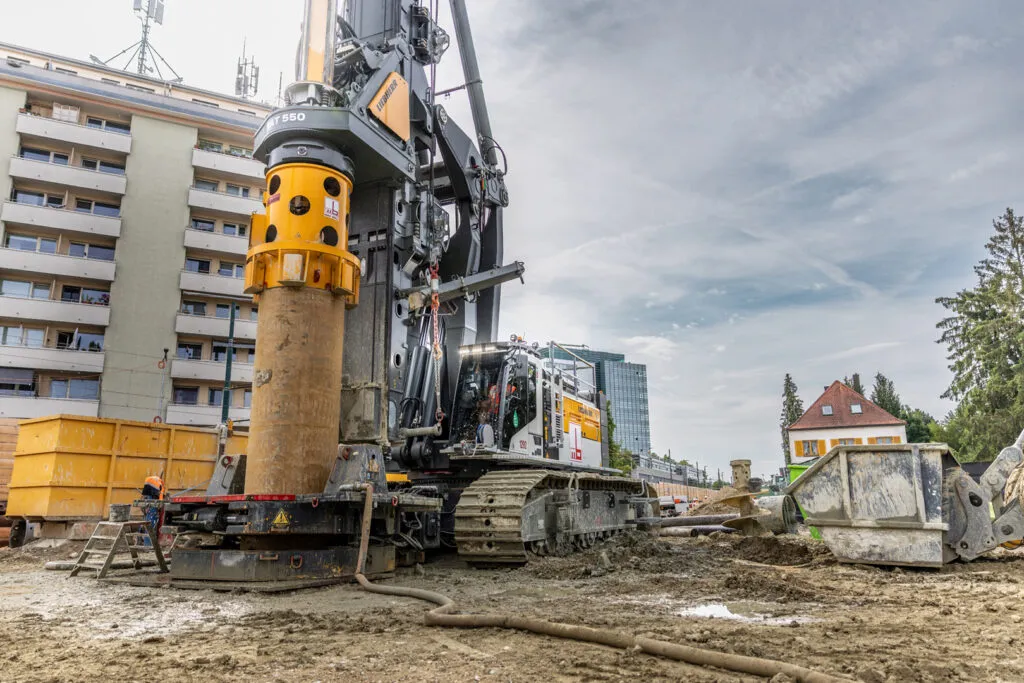 Drilling rig producing wide-diameter pile foundations in Munich ...