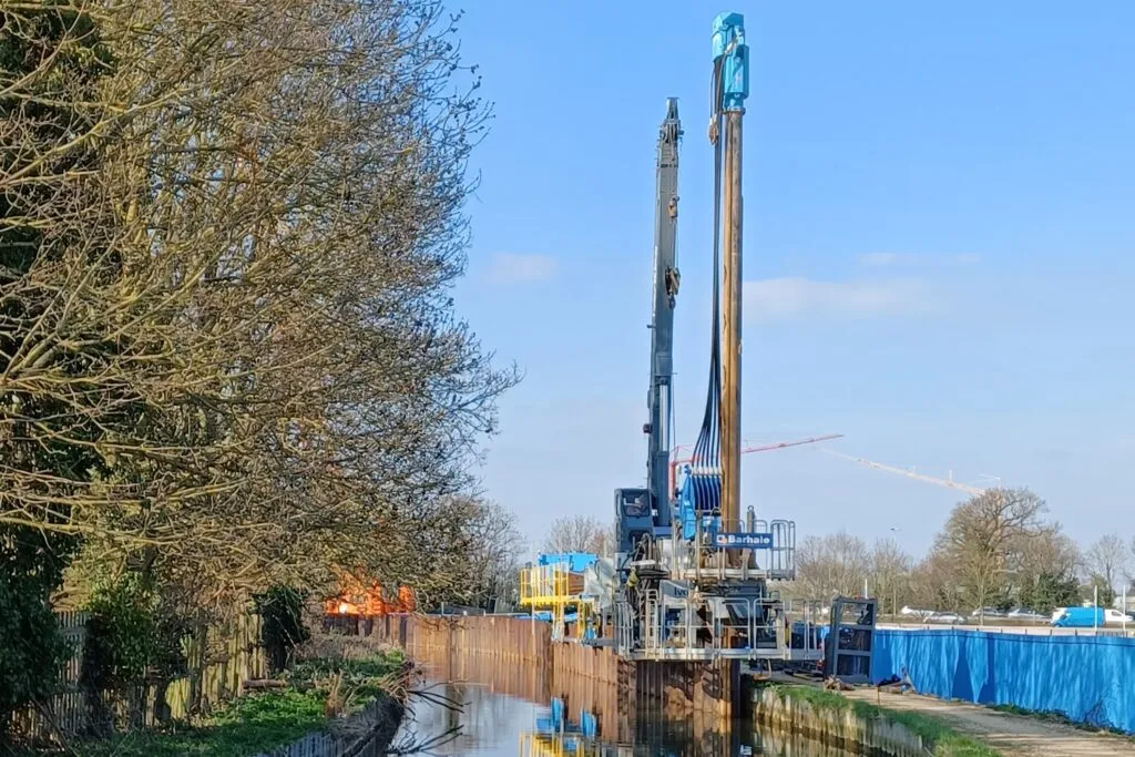 Piling: New River reinforcement safeguards London waterway | Ground ...