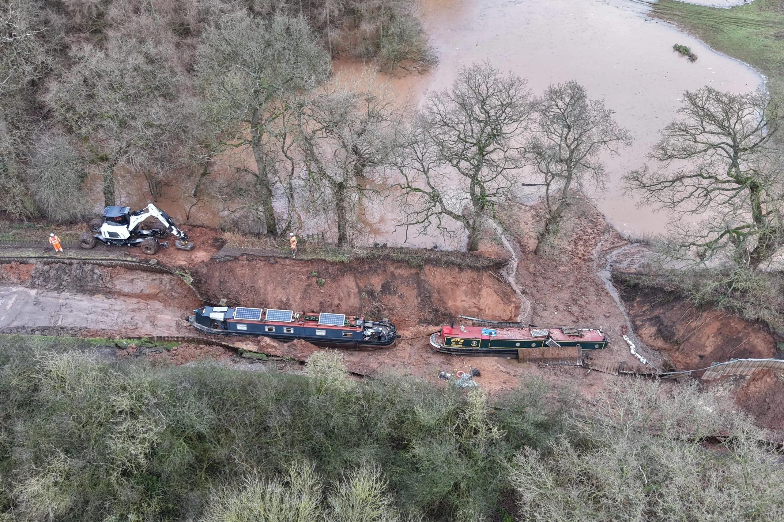 Spider excavator joins boat rescue operation at collapsed Shropshire ...