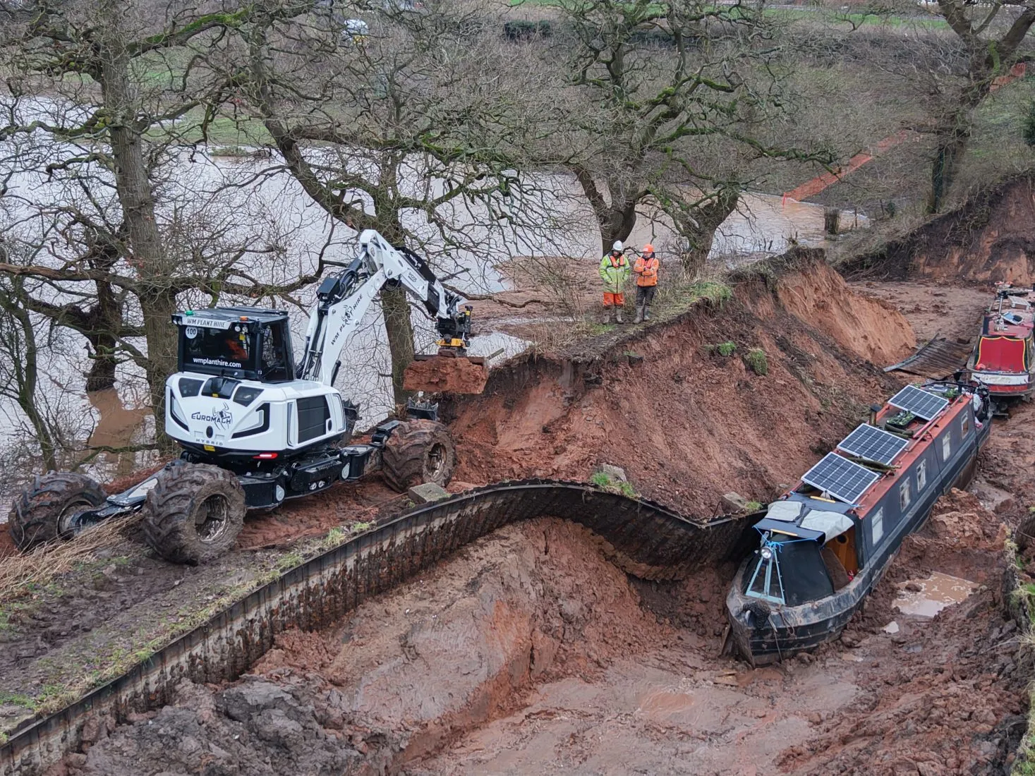 Spider excavator joins boat rescue operation at collapsed Shropshire ...