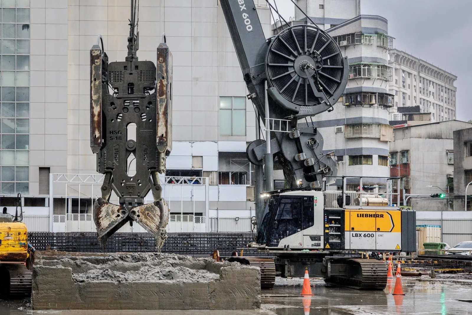 Liebherr LBX 600 paves the way for slurry wall cutter in New Taipei ...