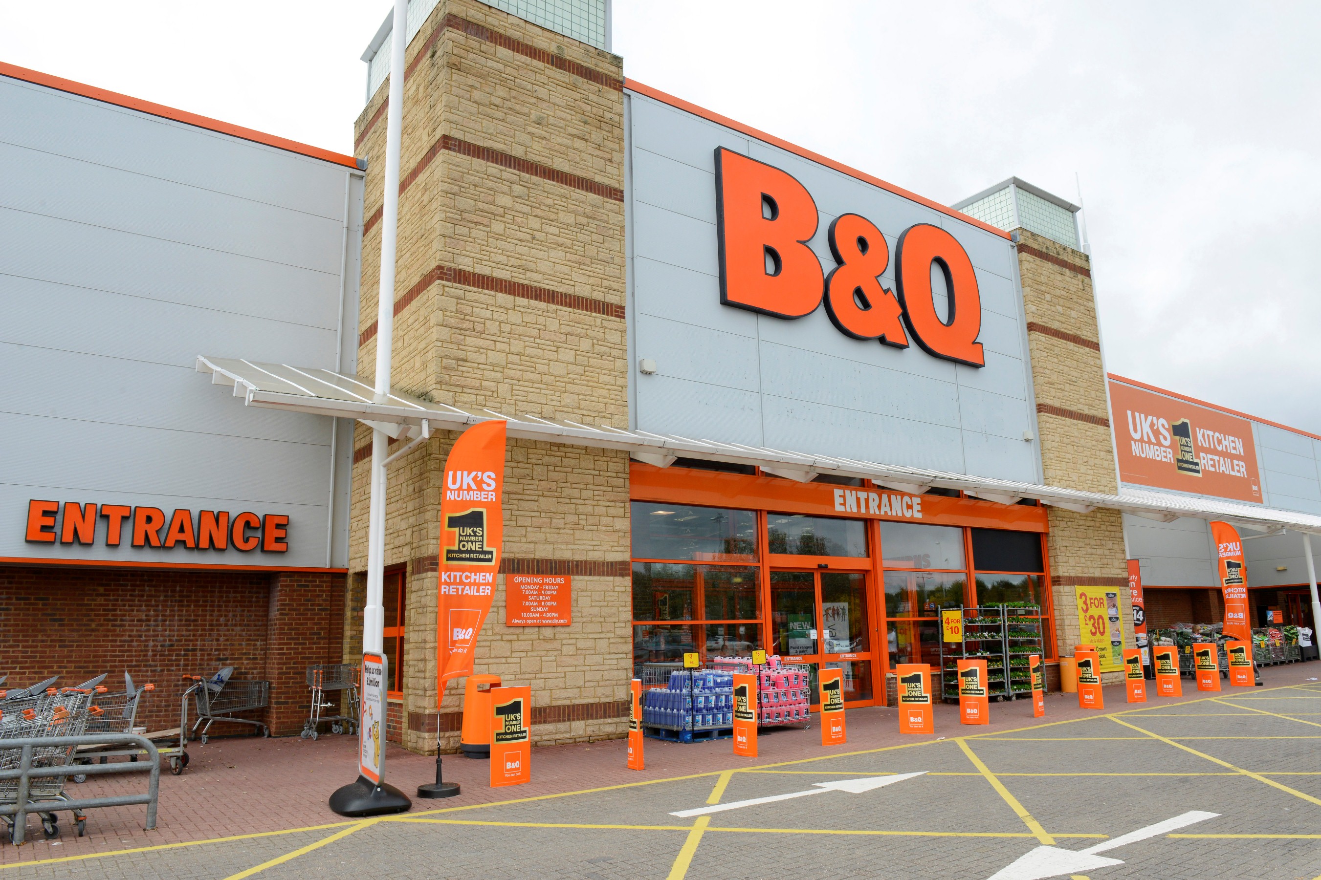 B&Q launches carrier bag charge in England | MRW