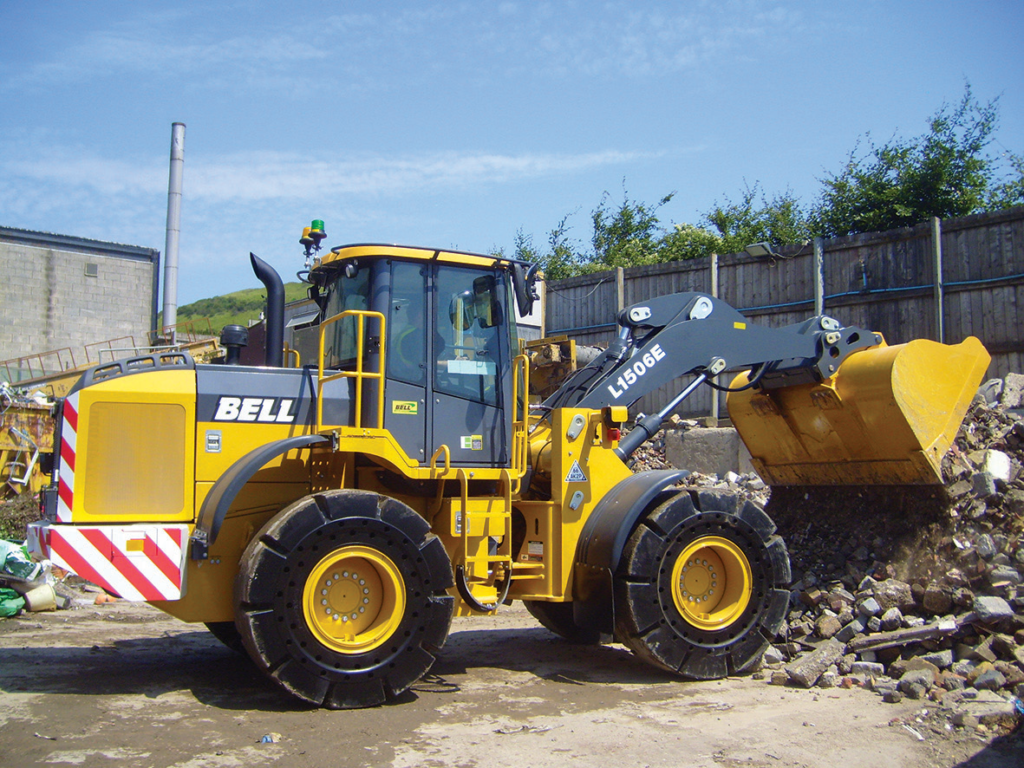 Loader stays cool in dust | MRW