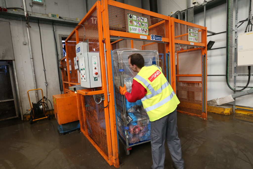 Automated roll cages bring saving for Tesco | MRW