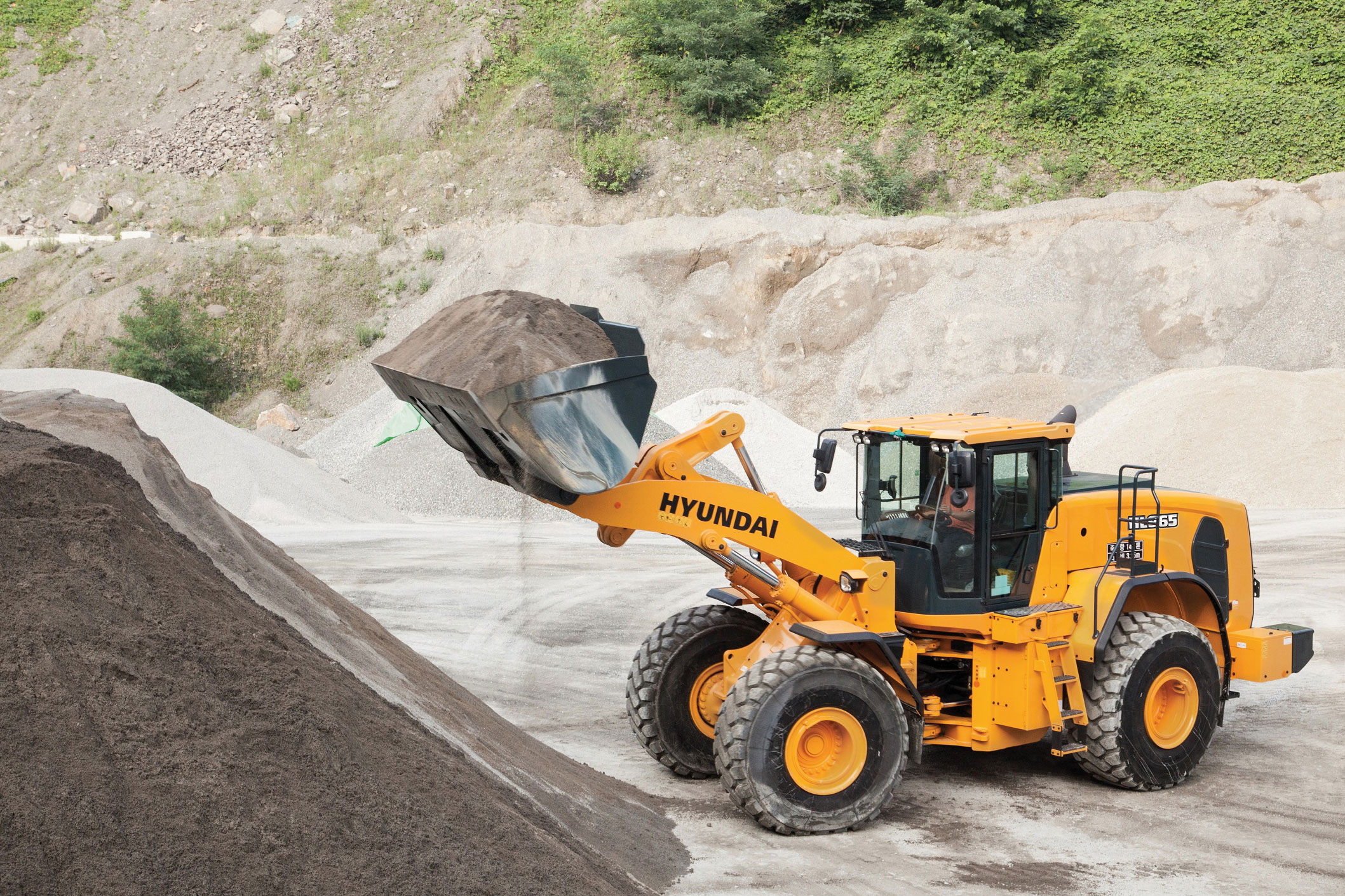 Improved bucket design on wheeled loader | MRW