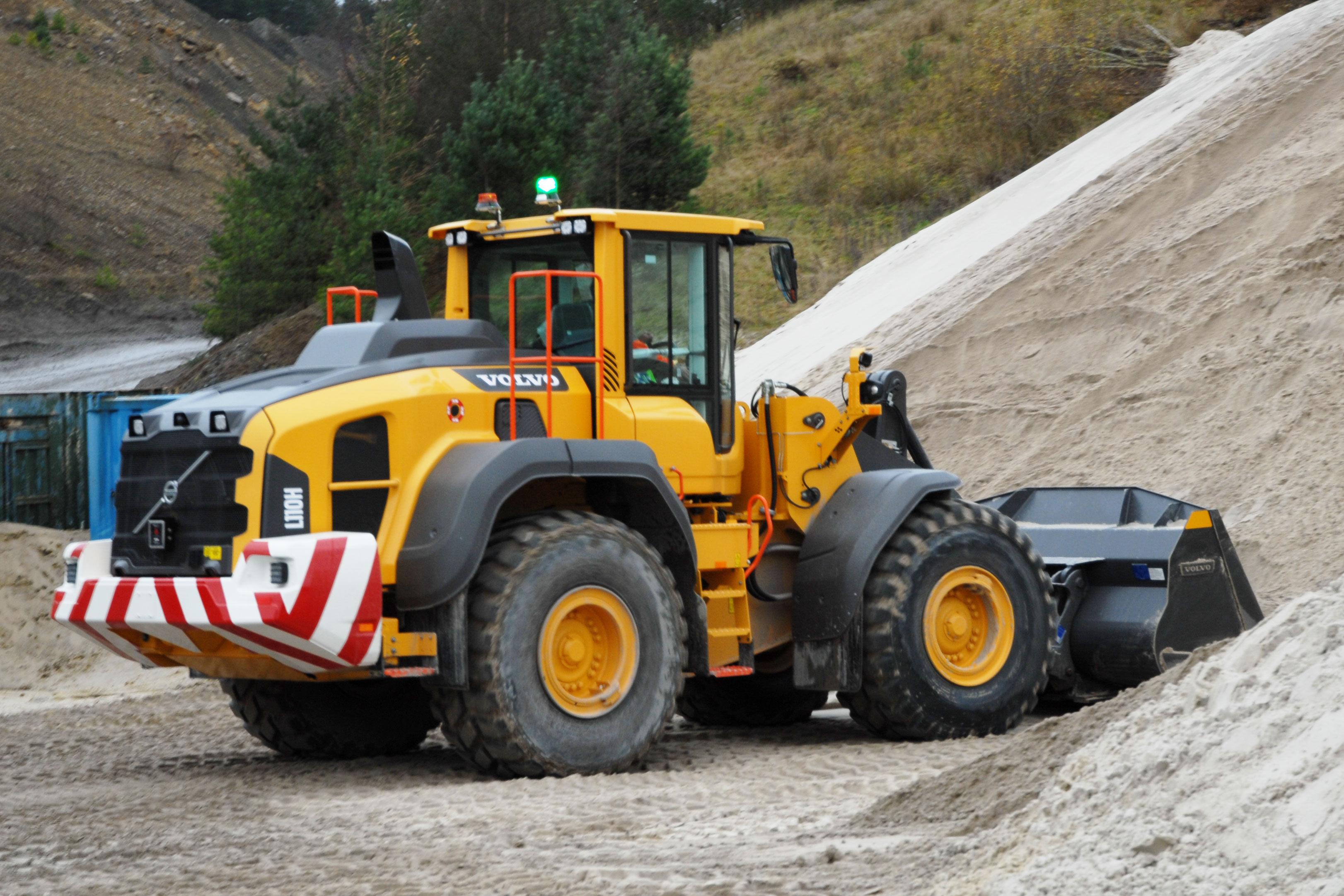 Shovel with tipping load of 11,400kg | MRW