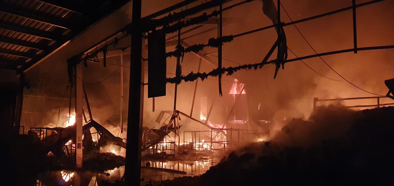 Huge fire destroys textile recycler | MRW