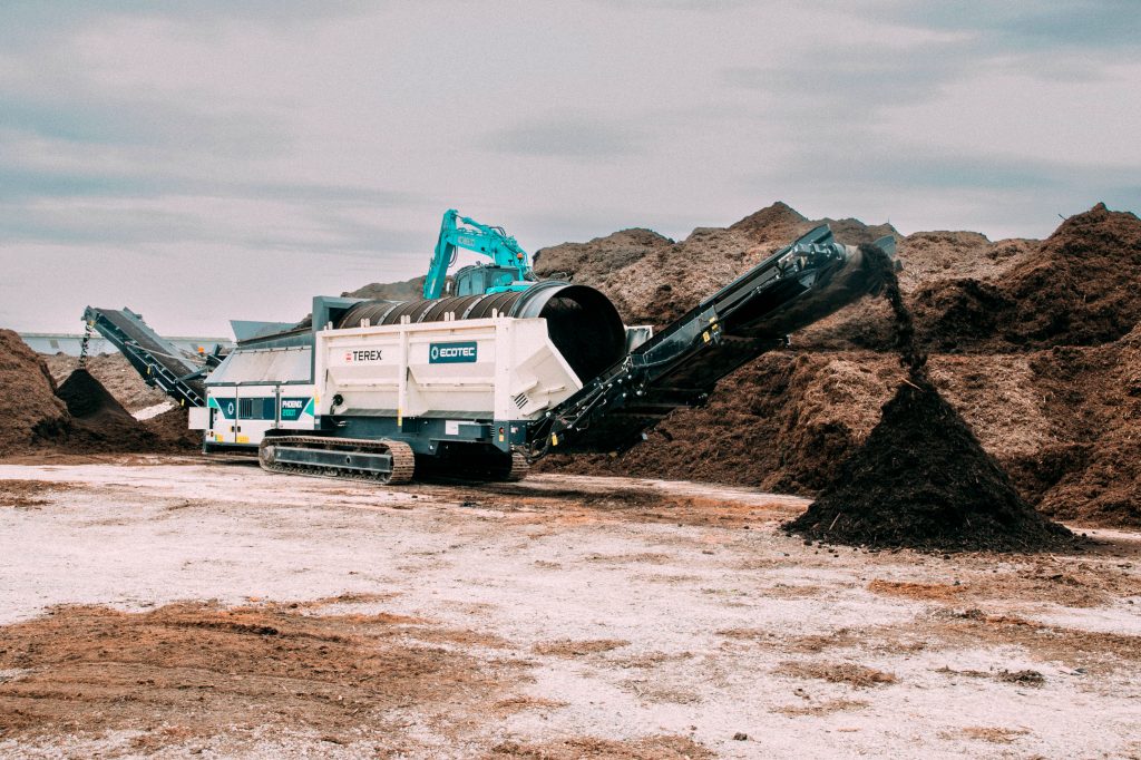 Tracked trommel for medium-sized operations | MRW