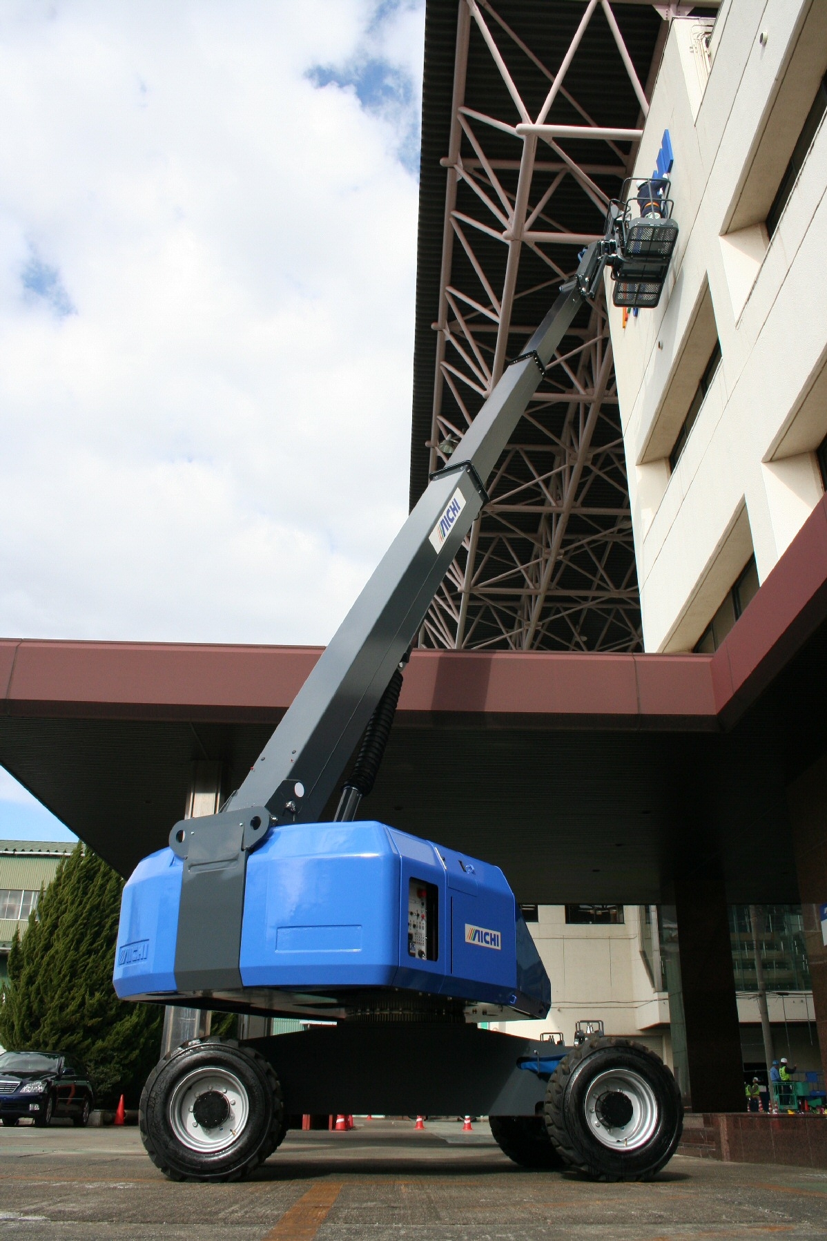 Aichi’s new 12m/14m booms have wheels | Construction News