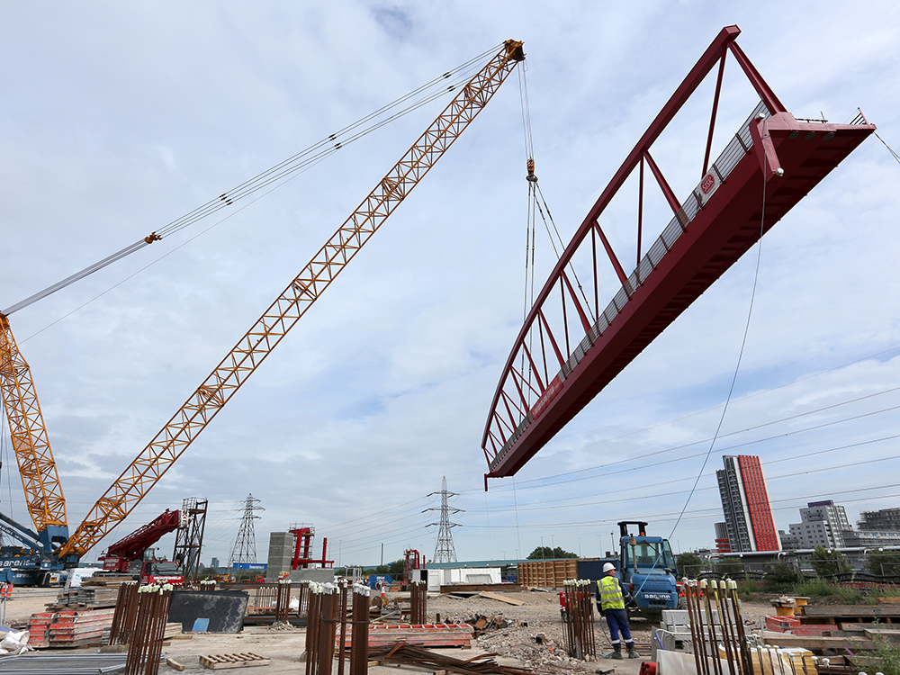 In pictures: Sisk carries out 160-tonne Leamouth Bridge lift over River ...
