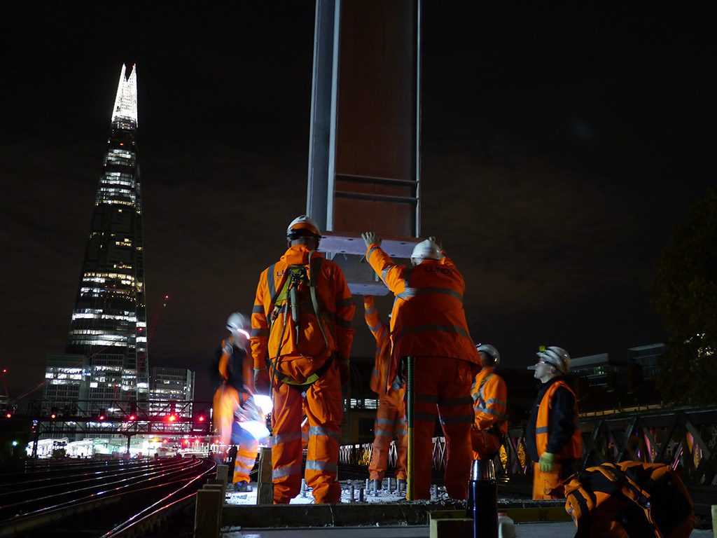 Watch: Network Rail engineers install gantry at London Bridge ...