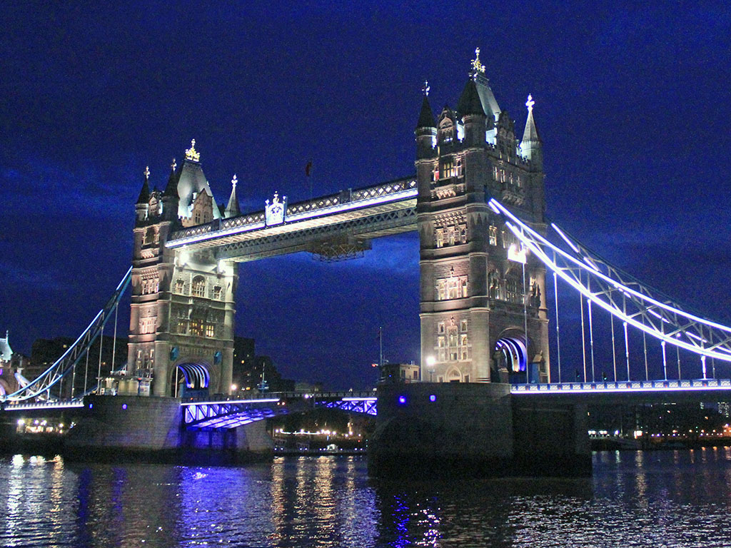 In pictures: Glass walkway opens on Tower Bridge | Construction News