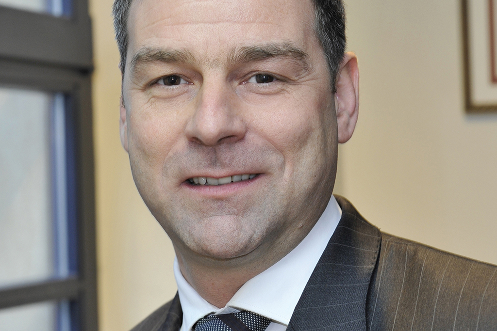 Carillion's Howson steps back into COO role at troubled firm ...