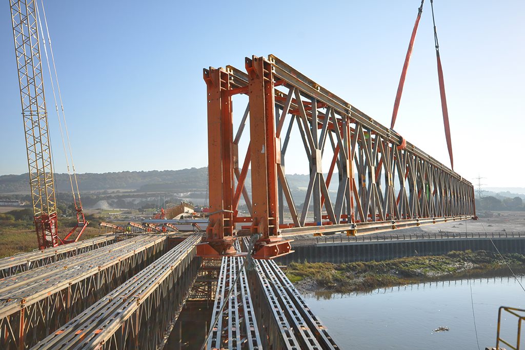 WATCH: Bam builds rare form of bridge over the Medway | Construction News