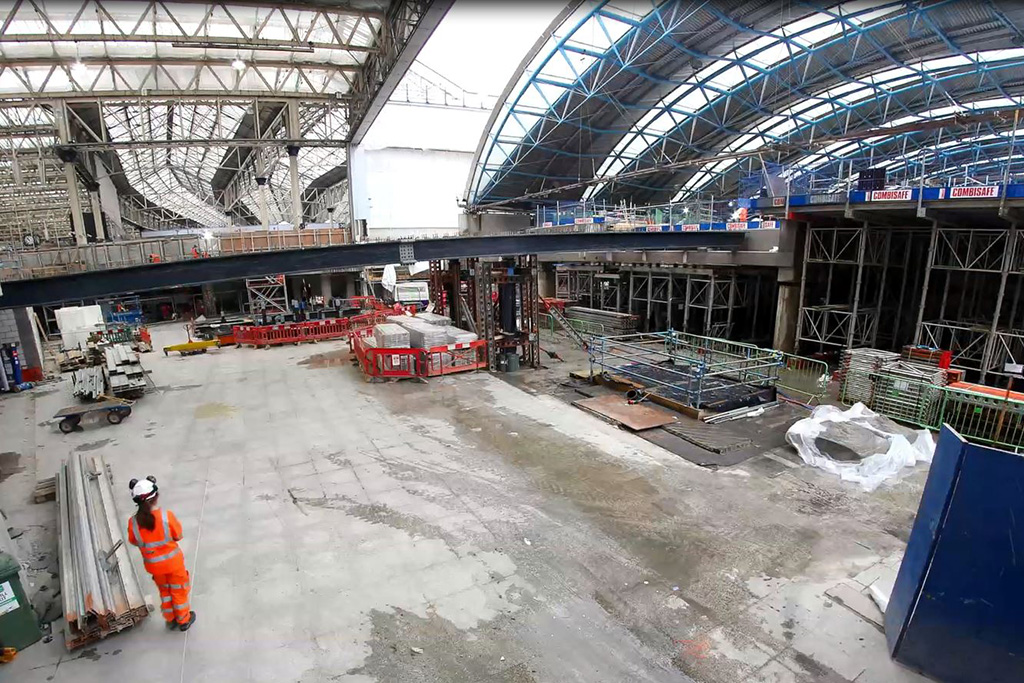 Timelapse: Network Rail installs new footbridge at Waterloo ...
