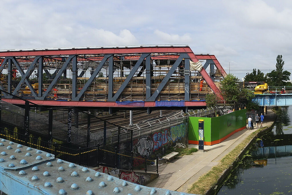 Bam hovers above electric lines to fix vital Paddington bridge ...