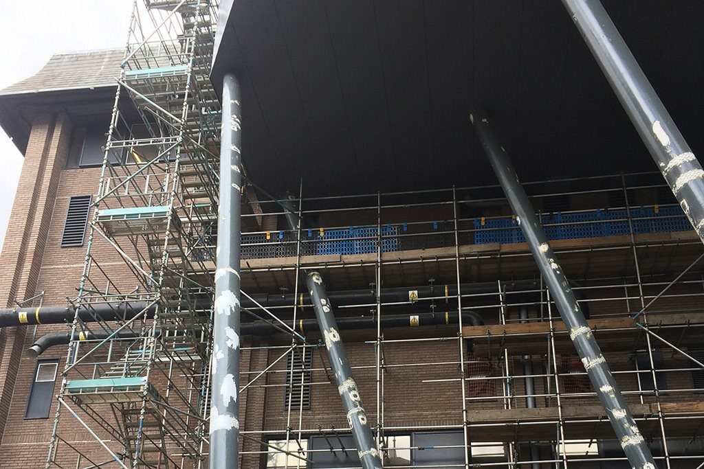 Bam builds operating theatre on stilts at Leeds hospital | Construction ...